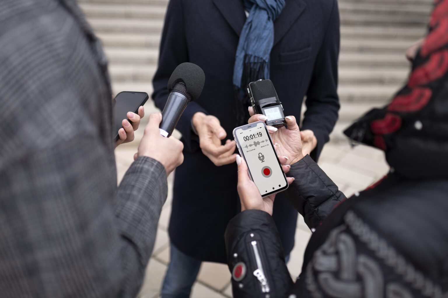 close-up-reporter-taking-interview - Blog BikinCV